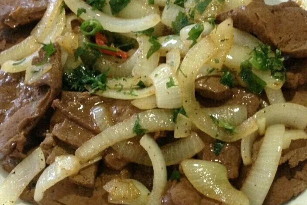 Fígado acebolado de boi e seus truques fica macio e delicioso - Água na ...
