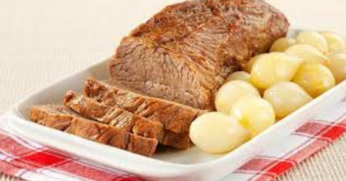 Carne assada na panela de pressão acompanhado com cebolas - Água na Boca