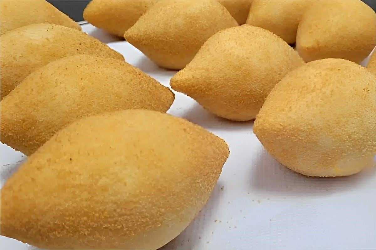 Coxinha com massa de mandioca e bolinho de mandioca sem farinha de ...