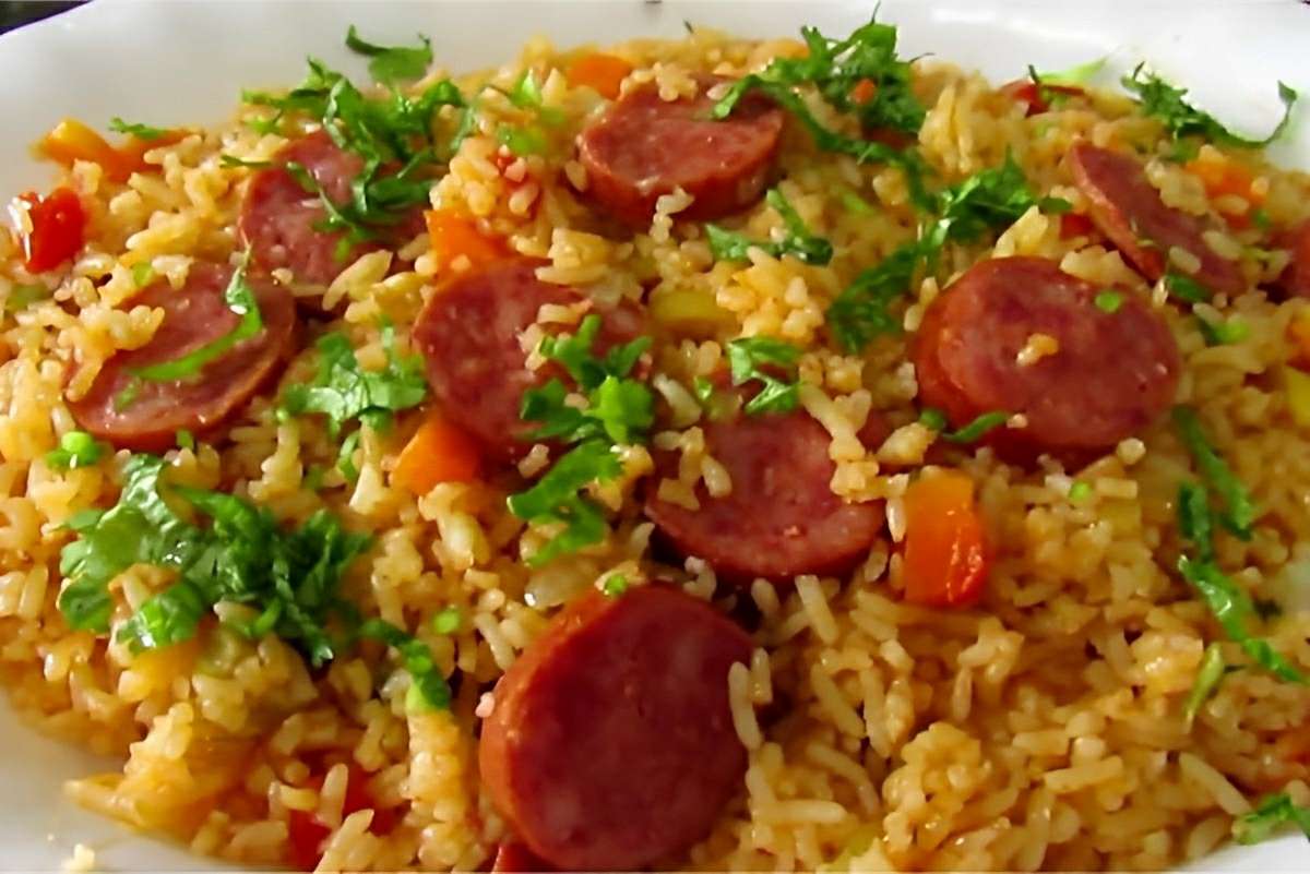 Arroz temperado na panela de pressão muito saboroso e fica pronto ...